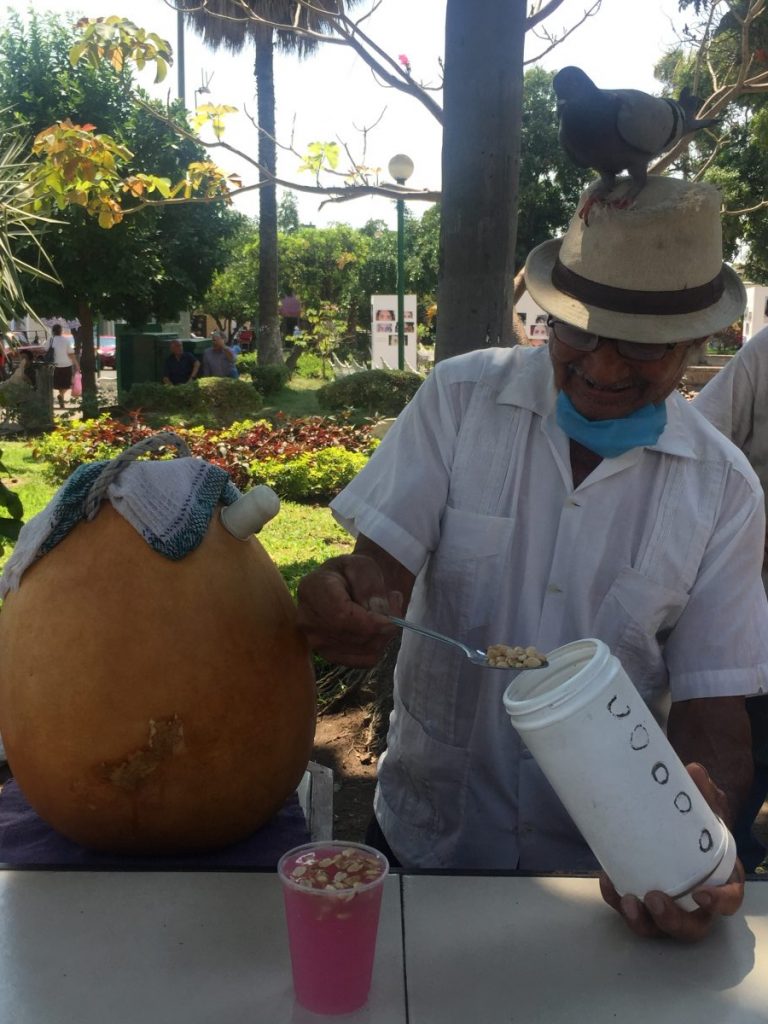 Conoce la tuba, una refrescante bebida de Colima