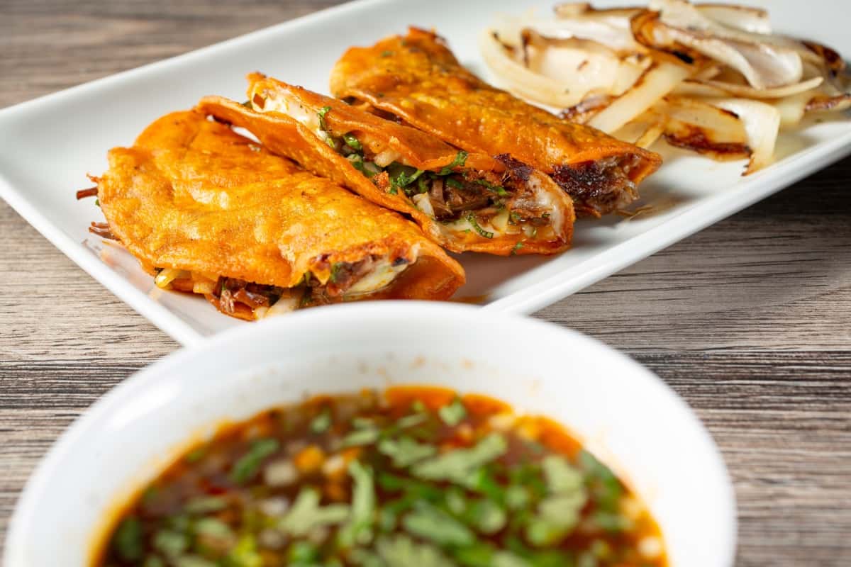 Te damos la receta mágica de birria de res y quesabirrias para que no ...