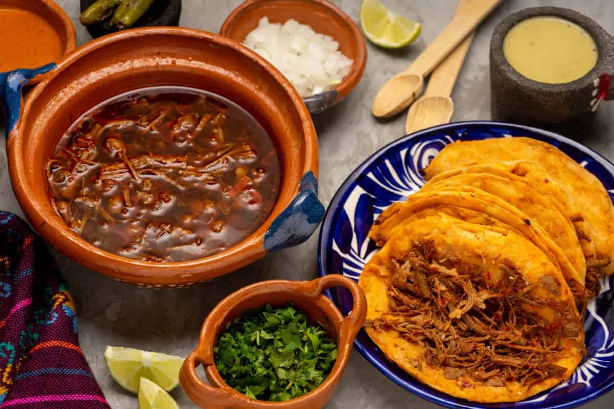 Te damos la receta mágica de birria de res y quesabirrias para que no ...