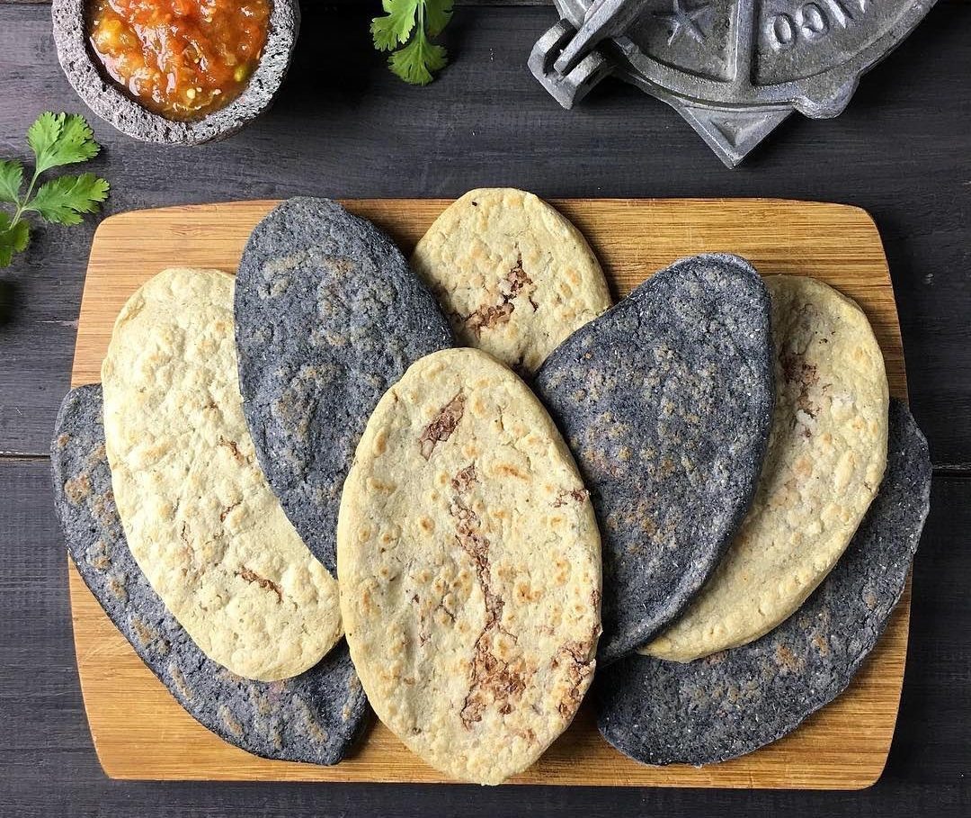 La tradicional receta de ‘Tlacoyos Ahogados’ de chicharrón