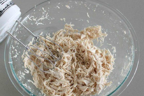 4 formas sencillas de desmenuzar pollo sin quemarte los dedos