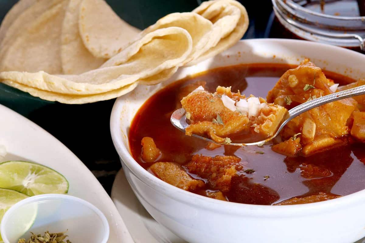 Como preparar menudo de res rojo, receta típica mexicana paso a paso ...