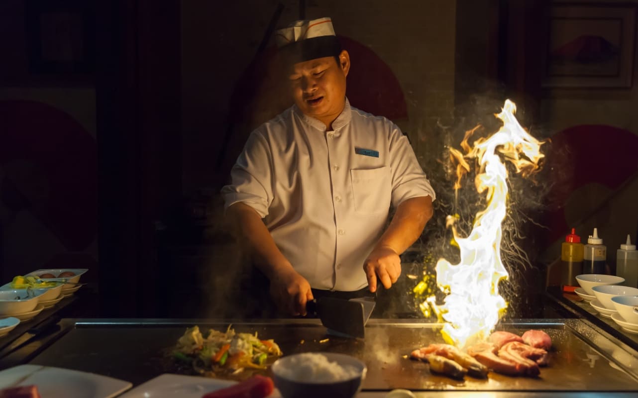 Las acrobacias de la comida japonesa sobre la plancha; ¡Vuélvete un ...